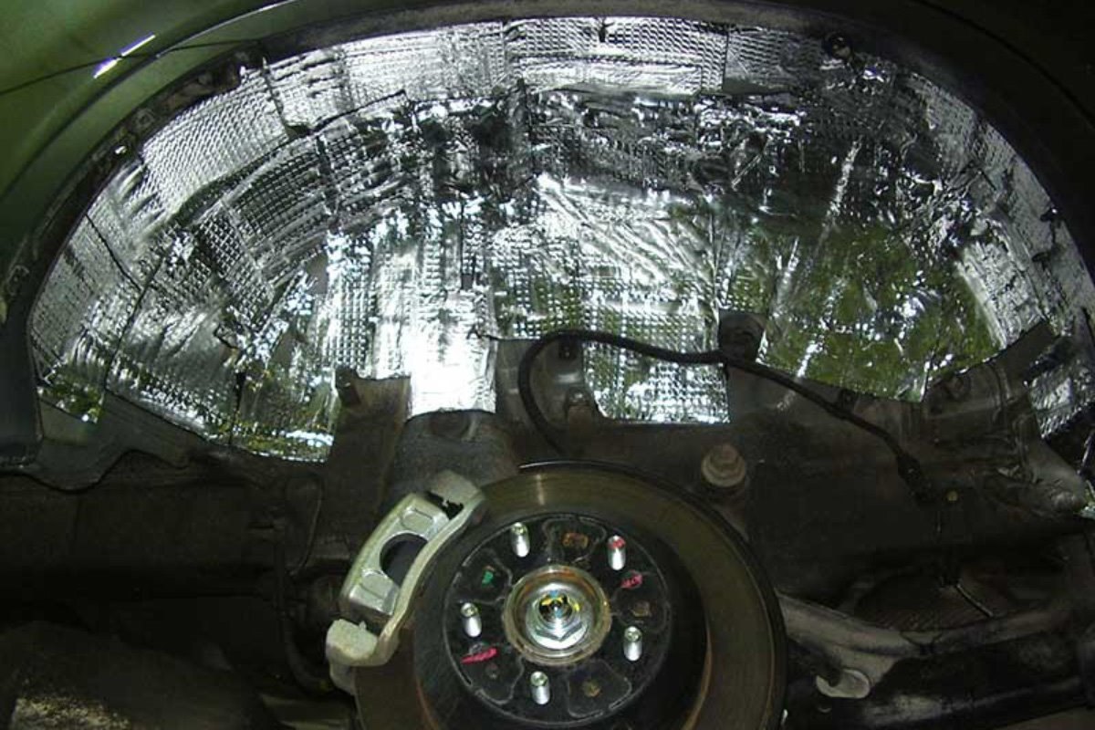 Soundproofing the wheel arches of the car from the outside and inside